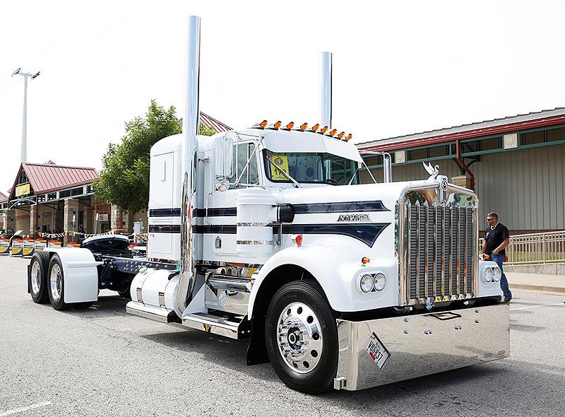 35th Annual Shell ROTELLA SuperRigs® - Gallery - Movin' Out